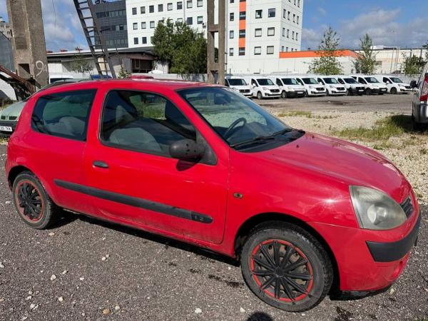 Sarkans Renault Clio 2004 Tallina, ar dzinēja tilpumu 1.10 L un nobraukumu 157 tūkst. km par 499 €, foto 8 vietnē AUTOMOTO.COM.LV