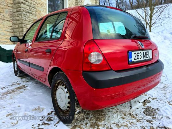 Red Renault Clio 2005 in Tallinn, with an engine capacity of 1.10 L and mileage of 200 thousand km for 1249 €, photo 4 on AUTOMOTO.COM.LV