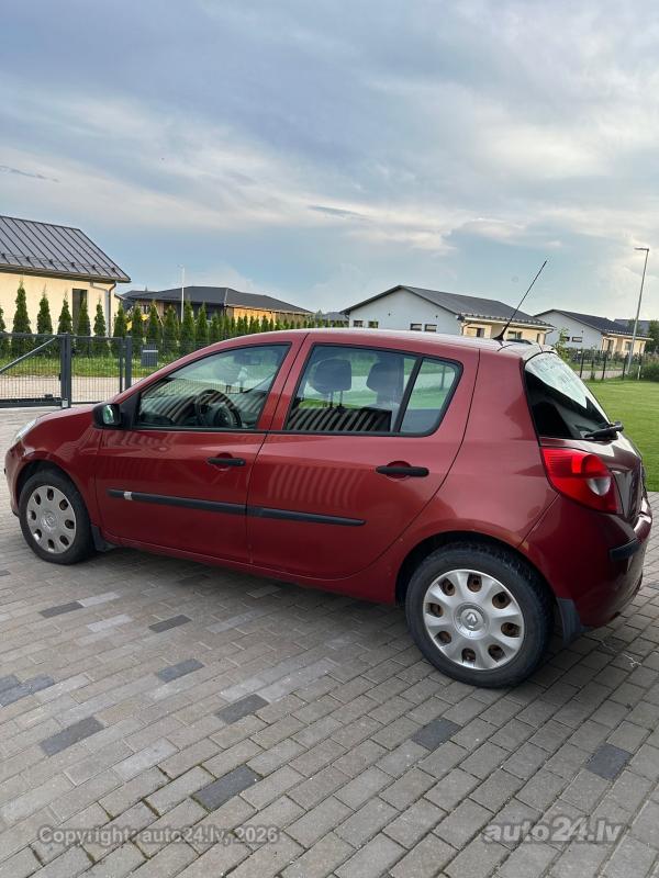 Red Renault Clio 2005 in Tallinn, with an engine capacity of 1.10 L and mileage of 214 thousand km for 999 €, photo 3 on AUTOMOTO.COM.LV