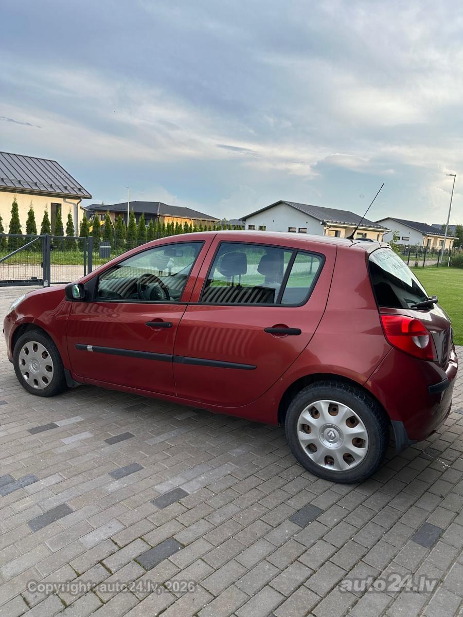 Red Renault Clio 2005 in Tallinn, with an engine capacity of 1.10 L and mileage of 214 thousand km for 999 €, photo 4 on AUTOMOTO.COM.LV