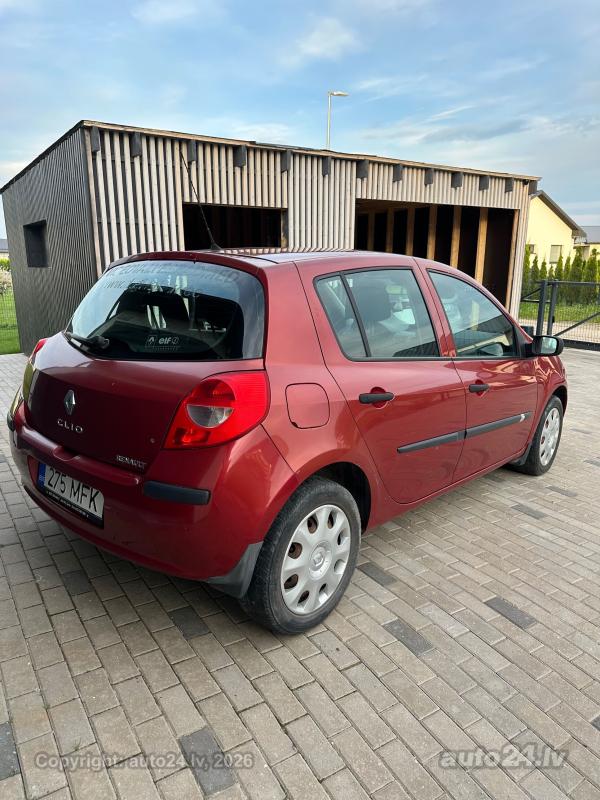 Red Renault Clio 2005 in Tallinn, with an engine capacity of 1.10 L and mileage of 214 thousand km for 999 €, photo 4 on AUTOMOTO.COM.LV