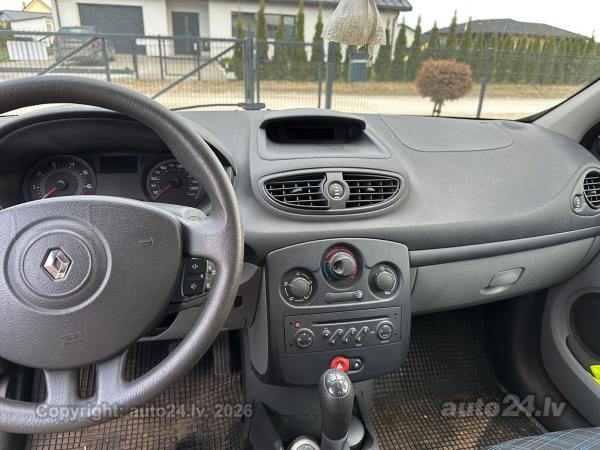 Red Renault Clio 2005 in Tallinn, with an engine capacity of 1.10 L and mileage of 214 thousand km for 999 €, photo 6 on AUTOMOTO.COM.LV