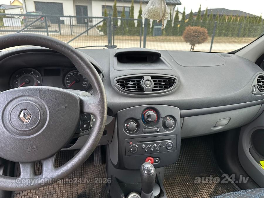 Red Renault Clio 2005 in Tallinn, with an engine capacity of 1.10 L and mileage of 214 thousand km for 999 €, photo 7 on AUTOMOTO.COM.LV