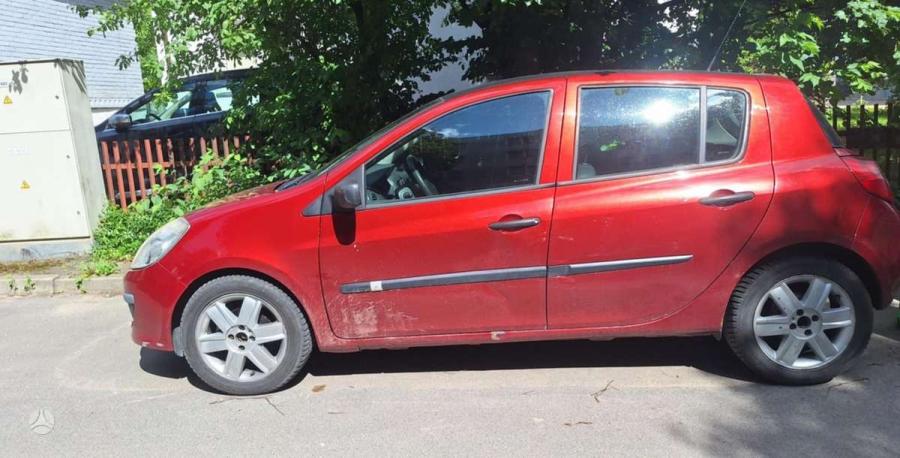 Red Renault Clio 2008 in Kaunas, with an engine capacity of 1.24 L and mileage of 260 thousand km for 1300 €, photo 1 on AUTOMOTO.COM.LV