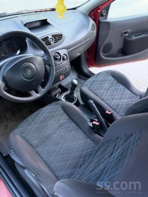 Red Renault Clio 2008 in Saldus, with an engine capacity of 1.20 L and mileage of 301 thousand km for 1990 €, photo 10 on AUTOMOTO.COM.LV