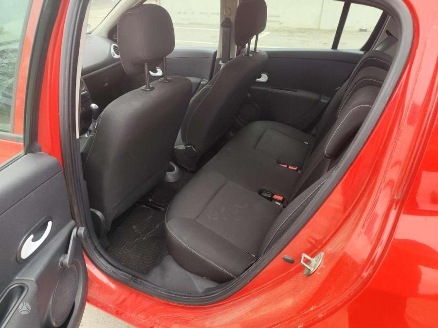 Red Renault Clio 2012 in Vilnius, with an engine capacity of 1.15 L and mileage of 129 thousand km for 1999 €, photo 8 on AUTOMOTO.COM.LV