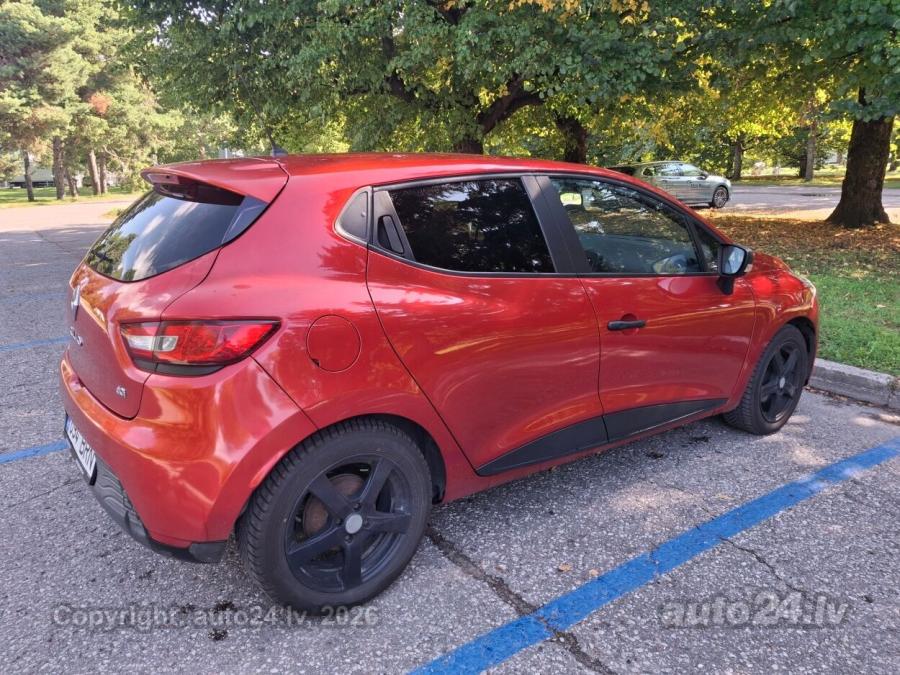 Red Renault Clio 2016 in Tallinn, with an engine capacity of 1.50 L and mileage of 207 thousand km for 5500 €, photo 5 on AUTOMOTO.COM.LV
