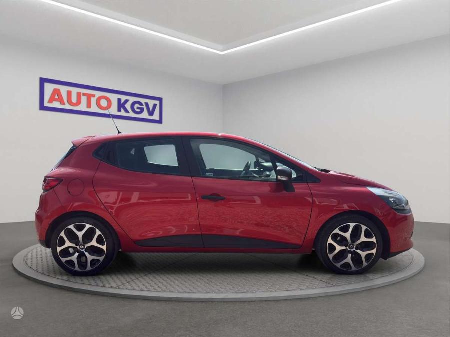 Red Renault Clio 2016 in Kaunas, with an engine capacity of 1.50 L and mileage of 197 thousand km for 5299 €, photo 7 on AUTOMOTO.COM.LV