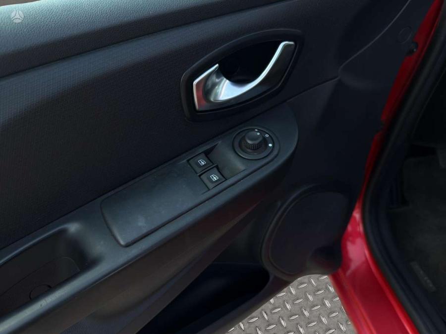 Red Renault Clio 2016 in Kaunas, with an engine capacity of 1.50 L and mileage of 197 thousand km for 5299 €, photo 14 on AUTOMOTO.COM.LV