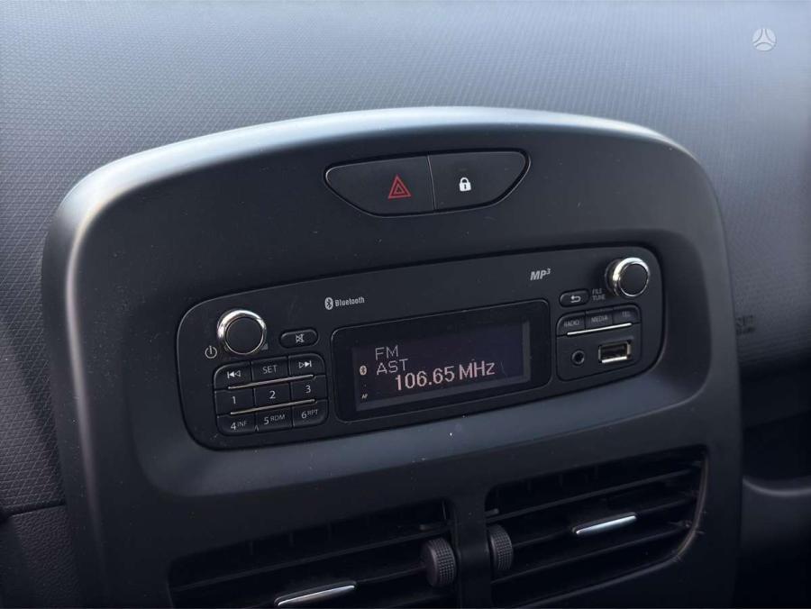Red Renault Clio 2016 in Kaunas, with an engine capacity of 1.50 L and mileage of 197 thousand km for 5299 €, photo 18 on AUTOMOTO.COM.LV