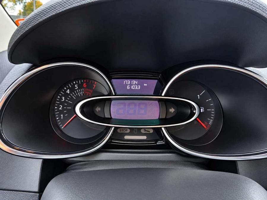 Red Renault Clio 2020 in Pakruojis, with an engine capacity of 0.90 L and mileage of 173 thousand km for 5600 €, photo 12 on AUTOMOTO.COM.LV