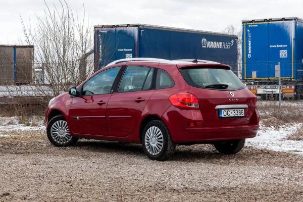 Sarkans Renault Clio 2011 Rīga, ar dzinēja tilpumu 1.50 L un nobraukumu 258 tūkst. km par 3775 €, foto 2 vietnē AUTOMOTO.COM.LV