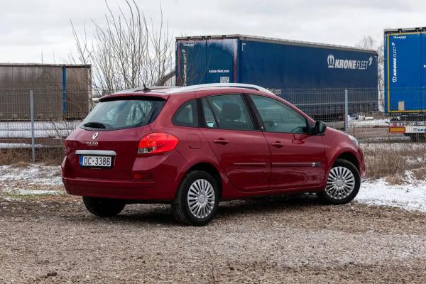 Sarkans Renault Clio 2011 Rīga, ar dzinēja tilpumu 1.50 L un nobraukumu 258 tūkst. km par 3775 €, foto 4 vietnē AUTOMOTO.COM.LV