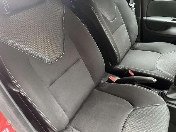 Red Renault Clio 2015 in Kaunas, with an engine capacity of 0.90 L and mileage of 157 thousand km for 4290 €, photo 11 on AUTOMOTO.COM.LV