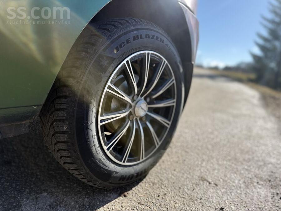 Violet Renault Clio 2003 in Cesis, with an engine capacity of 1.40 L and mileage of 216 thousand km for 1100 €, photo 8 on AUTOMOTO.COM.LV