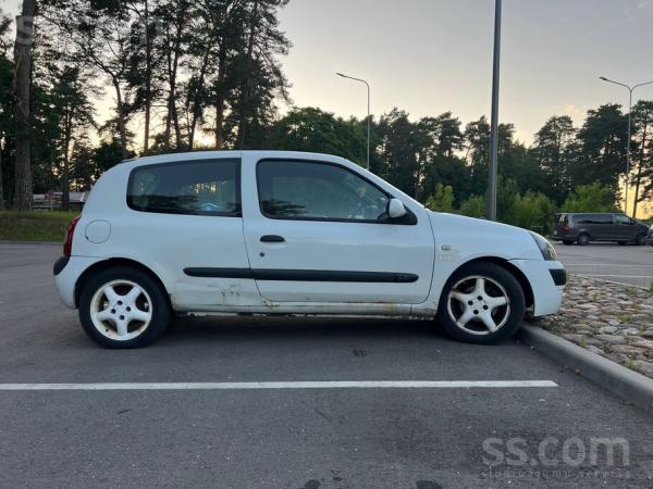 White Renault Clio 2005 in Daugavpils, with an engine capacity of 1.50 L and mileage of 269 thousand km for 1000 €, photo 6 on AUTOMOTO.COM.LV