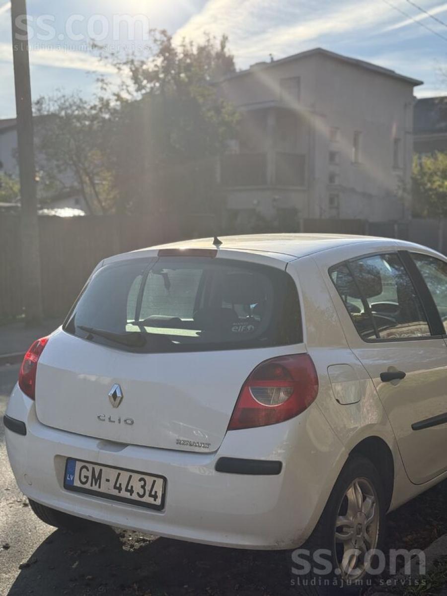 Balts Renault Clio 2007 Rīga, ar dzinēja tilpumu 1.60 L un nobraukumu 243 tūkst. km par 1500 €, foto 3 vietnē AUTOMOTO.COM.LV