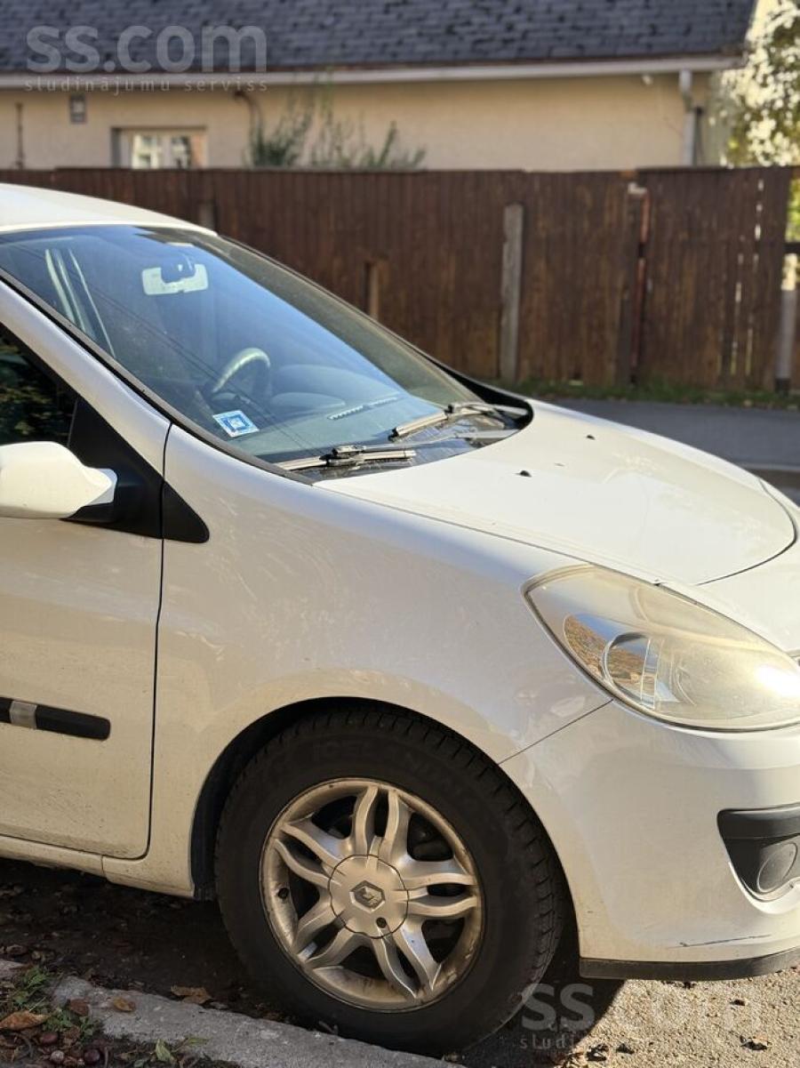 Balts Renault Clio 2007 Rīga, ar dzinēja tilpumu 1.60 L un nobraukumu 243 tūkst. km par 1500 €, foto 5 vietnē AUTOMOTO.COM.LV