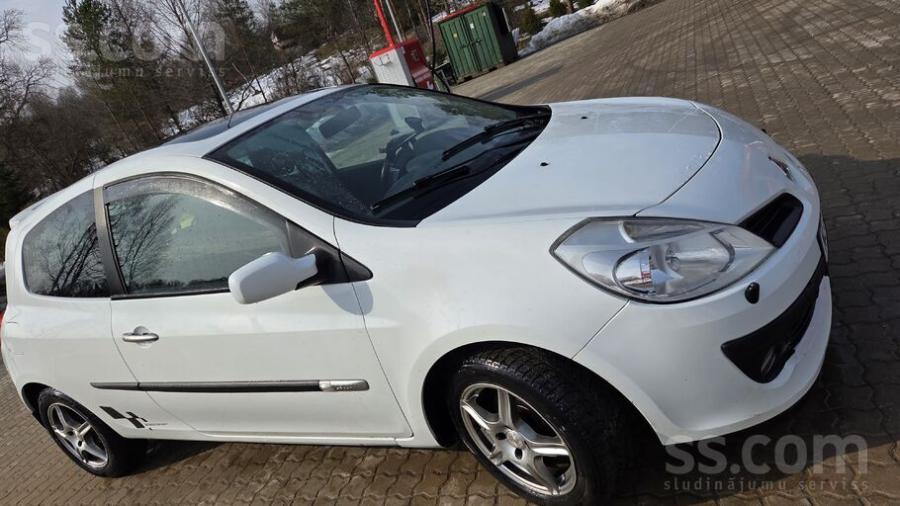 White Renault Clio 2008 in Ogre, with an engine capacity of 1.20 L and mileage of 250 thousand km for 1100 €, photo 1 on AUTOMOTO.COM.LV