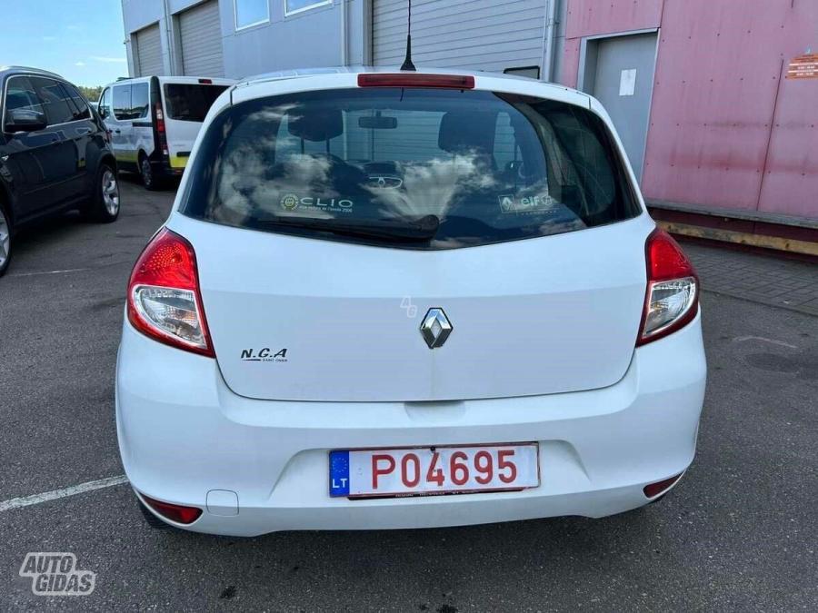 White Renault Clio 2011 in Taurage, with an engine capacity of 1.50 L and mileage of 374 thousand km for 1100 €, photo 5 on AUTOMOTO.COM.LV
