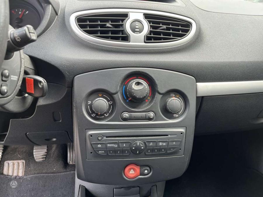 White Renault Clio 2011 in Taurage, with an engine capacity of 1.46 L and mileage of 375 thousand km for 1100 €, photo 11 on AUTOMOTO.COM.LV