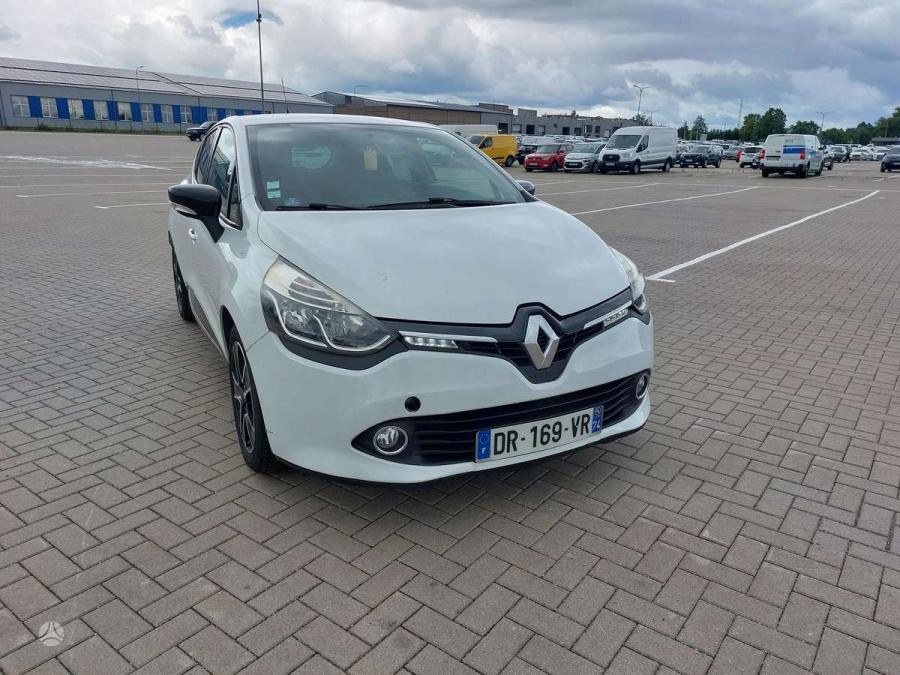 White Renault Clio 2015 in Taurage, with an engine capacity of 1.20 L and mileage of 126 thousand km for 5600 €, photo 5 on AUTOMOTO.COM.LV