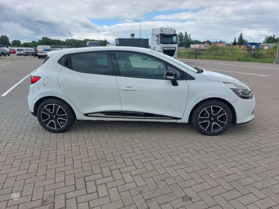 White Renault Clio 2015 in Taurage, with an engine capacity of 1.20 L and mileage of 126 thousand km for 5600 €, photo 7 on AUTOMOTO.COM.LV