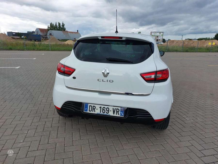 White Renault Clio 2015 in Taurage, with an engine capacity of 1.20 L and mileage of 126 thousand km for 5600 €, photo 8 on AUTOMOTO.COM.LV
