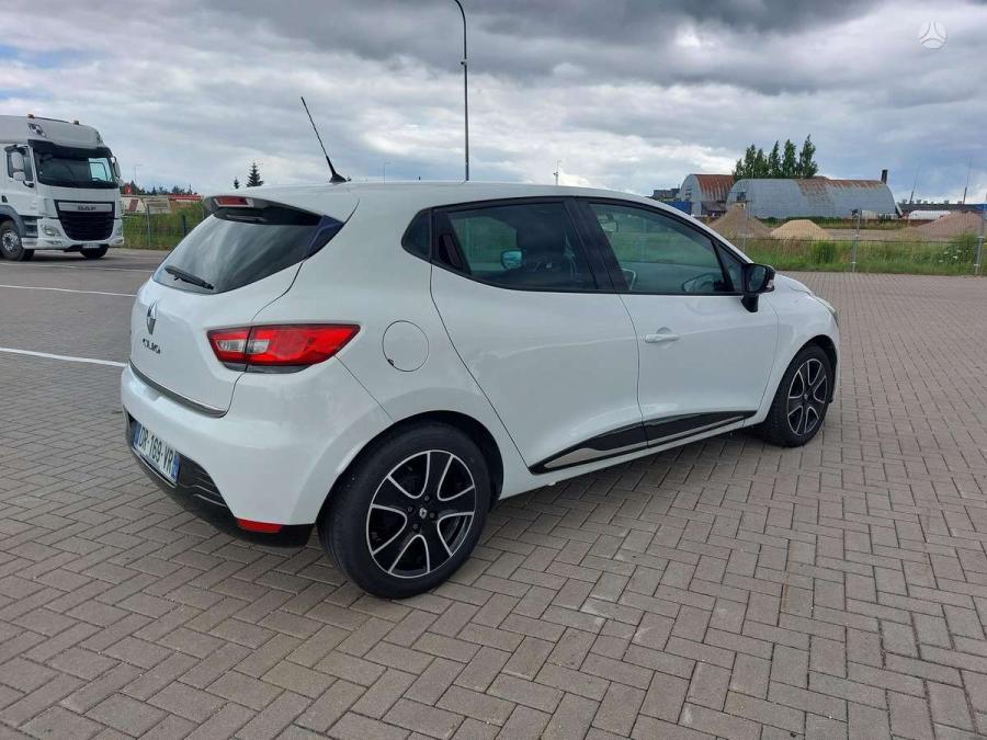 White Renault Clio 2015 in Taurage, with an engine capacity of 1.20 L and mileage of 126 thousand km for 5600 €, photo 11 on AUTOMOTO.COM.LV