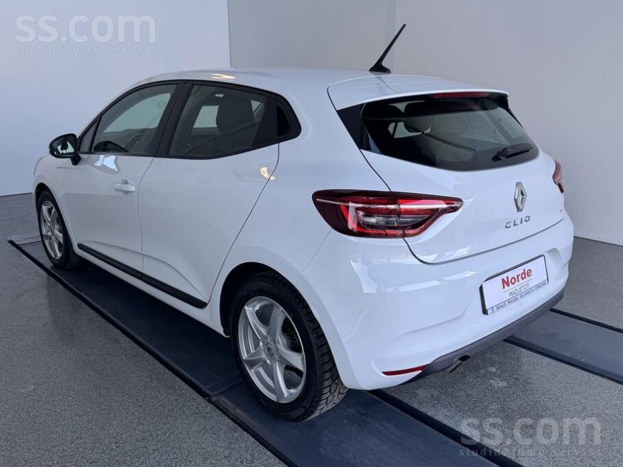 White Renault Clio 2021 in Riga, with an engine capacity of 1.00 L and mileage of 81 thousand km for 8895 €, photo 4 on AUTOMOTO.COM.LV