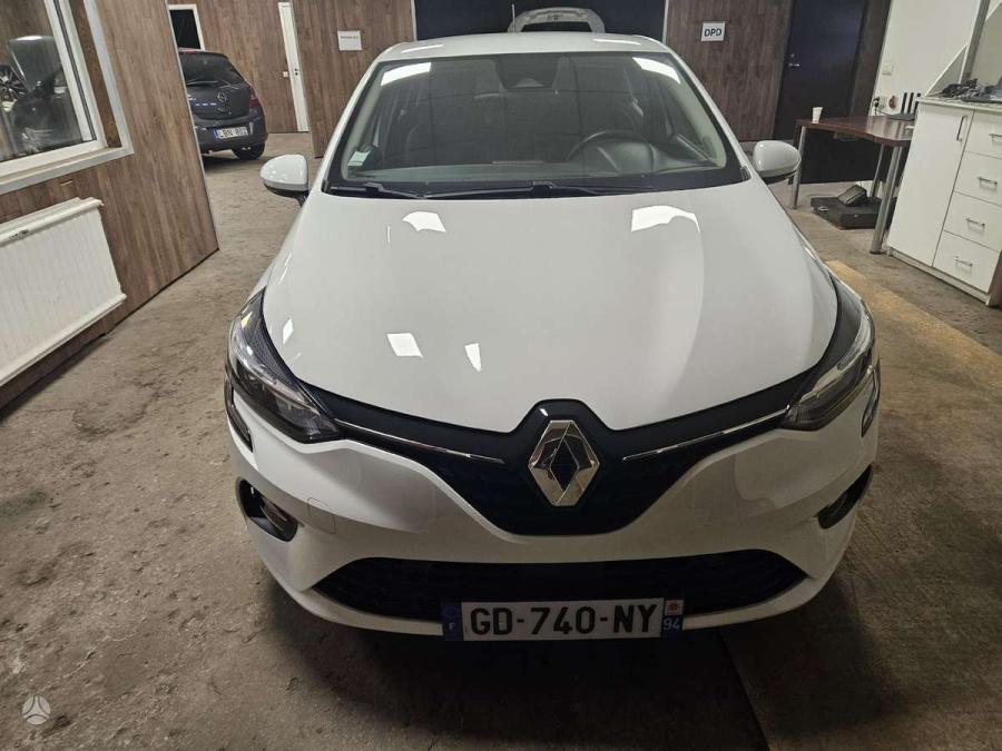White Renault Clio 2021 in Taurage, with an engine capacity of 1.60 L and mileage of 30 thousand km for 10300 €, photo 1 on AUTOMOTO.COM.LV