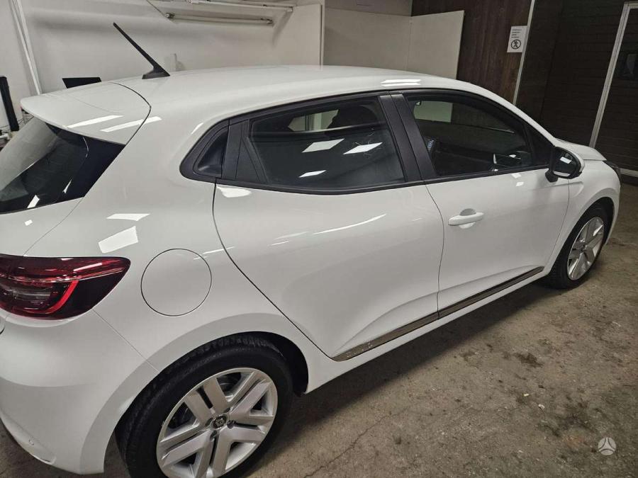 White Renault Clio 2021 in Taurage, with an engine capacity of 1.60 L and mileage of 30 thousand km for 10300 €, photo 3 on AUTOMOTO.COM.LV