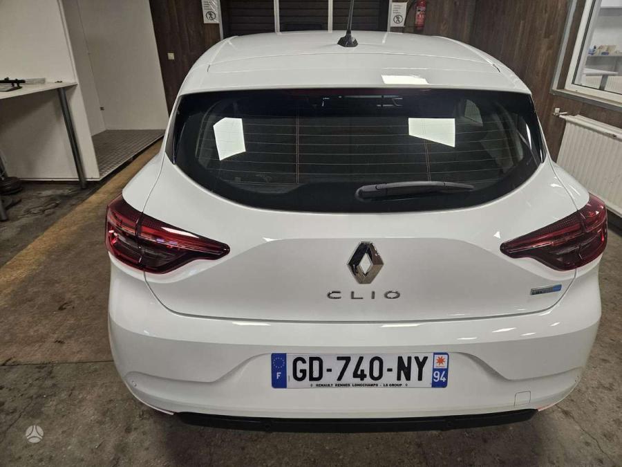 White Renault Clio 2021 in Taurage, with an engine capacity of 1.60 L and mileage of 30 thousand km for 10300 €, photo 4 on AUTOMOTO.COM.LV