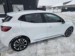 White Renault Clio 2022 in Taurage, with an engine capacity of 1.60 L and mileage of 47 thousand km for 11450 €, photo 2 on AUTOMOTO.COM.LV