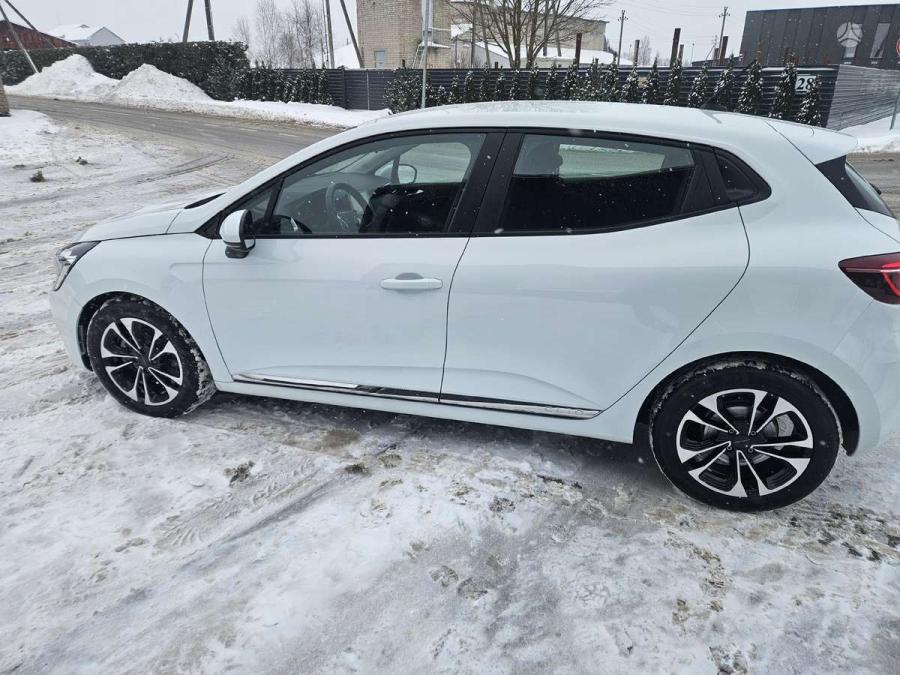 White Renault Clio 2022 in Taurage, with an engine capacity of 1.60 L and mileage of 47 thousand km for 11450 €, photo 4 on AUTOMOTO.COM.LV