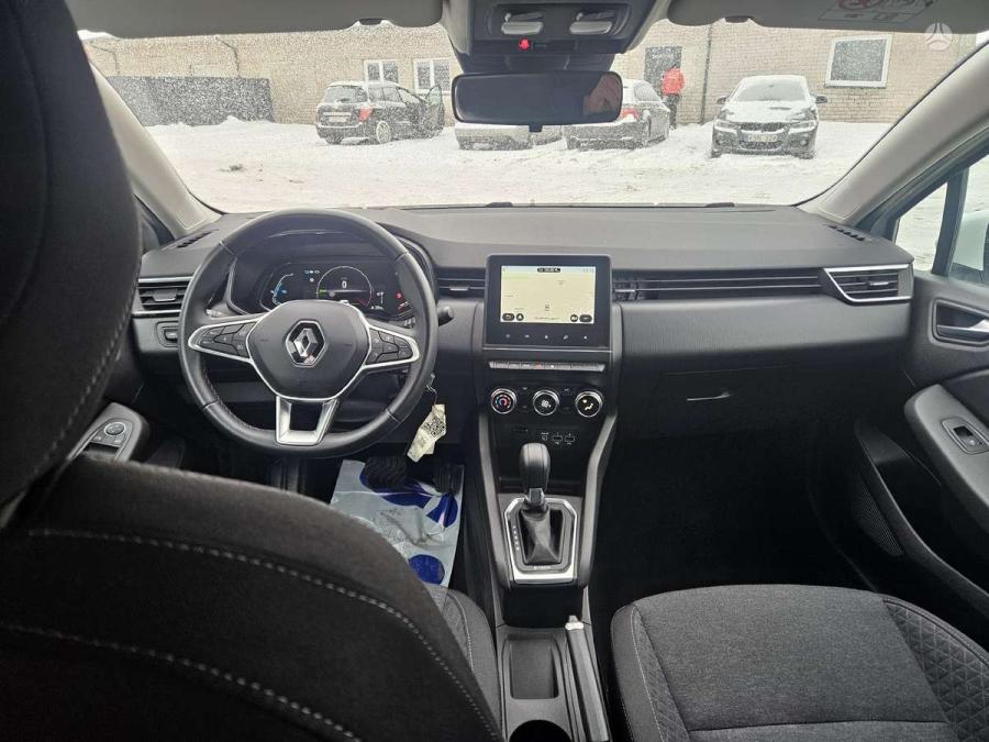 White Renault Clio 2022 in Taurage, with an engine capacity of 1.60 L and mileage of 47 thousand km for 11450 €, photo 5 on AUTOMOTO.COM.LV