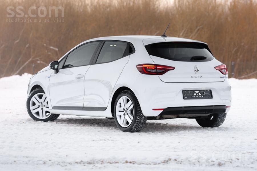White Renault Clio 2022 in Jelgava, with an engine capacity of 1.60 L and mileage of 0 thousand km for 12500 €, photo 6 on AUTOMOTO.COM.LV