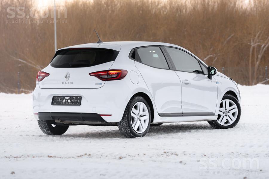 White Renault Clio 2022 in Jelgava, with an engine capacity of 1.60 L and mileage of 0 thousand km for 12500 €, photo 8 on AUTOMOTO.COM.LV