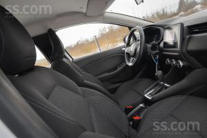 White Renault Clio 2022 in Jelgava, with an engine capacity of 1.60 L and mileage of 0 thousand km for 12500 €, photo 12 on AUTOMOTO.COM.LV