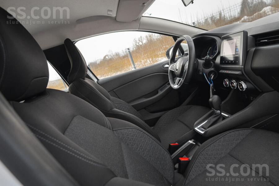 White Renault Clio 2022 in Jelgava, with an engine capacity of 1.60 L and mileage of 0 thousand km for 12500 €, photo 12 on AUTOMOTO.COM.LV