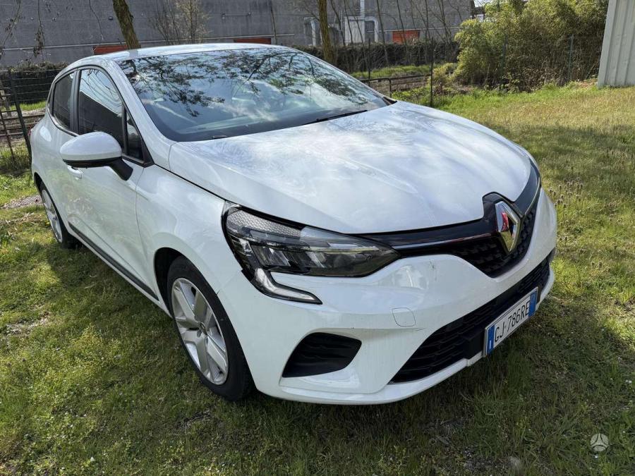 White Renault Clio 2022 in Siauliai, with an engine capacity of 1.60 L and mileage of 83 thousand km for 8150 €, photo 4 on AUTOMOTO.COM.LV