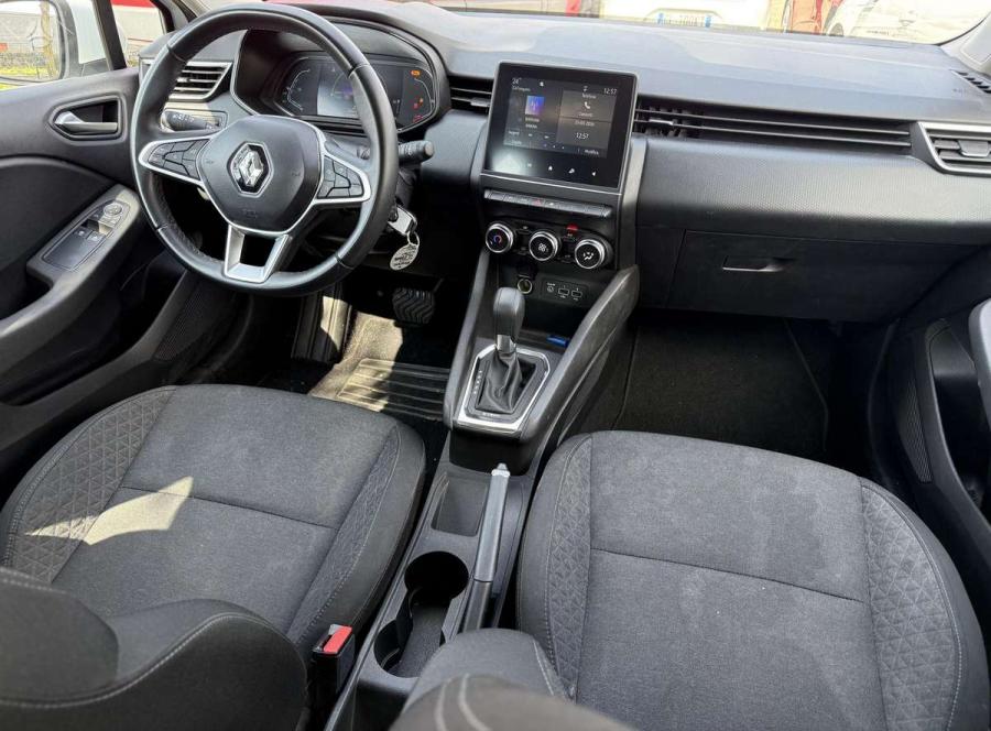 White Renault Clio 2022 in Siauliai, with an engine capacity of 1.60 L and mileage of 83 thousand km for 8150 €, photo 10 on AUTOMOTO.COM.LV