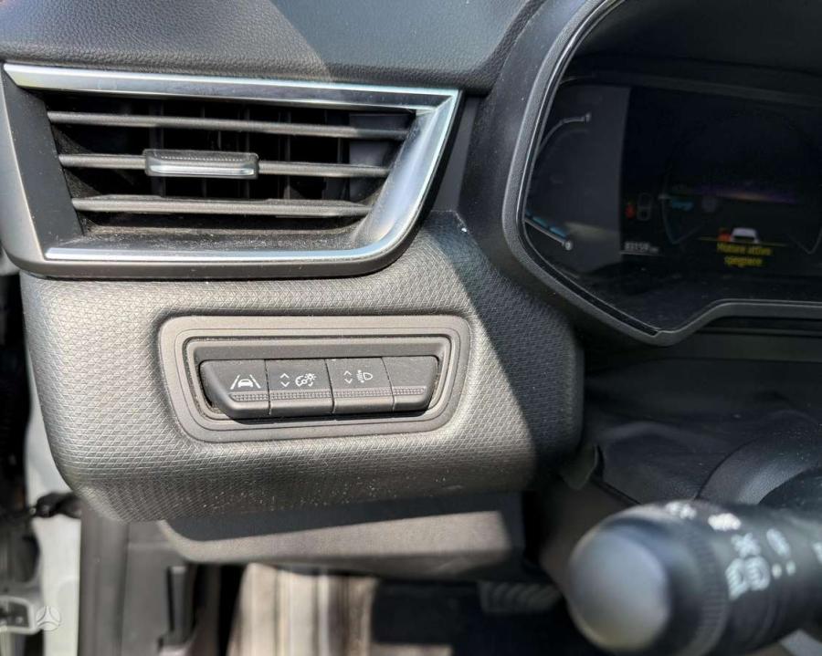 White Renault Clio 2022 in Siauliai, with an engine capacity of 1.60 L and mileage of 83 thousand km for 8150 €, photo 13 on AUTOMOTO.COM.LV
