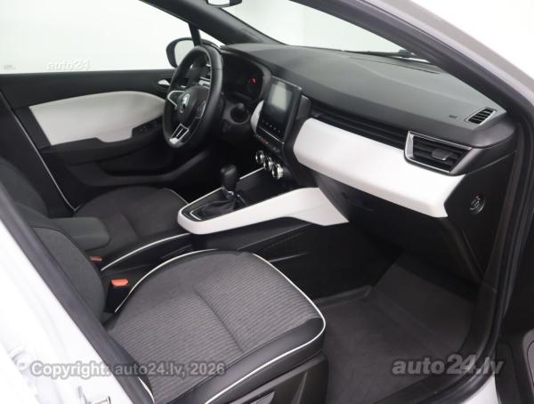White Renault Clio 2022 in Tallinn, with an engine capacity of 1.00 L and mileage of 42 thousand km for 12900 €, photo 8 on AUTOMOTO.COM.LV