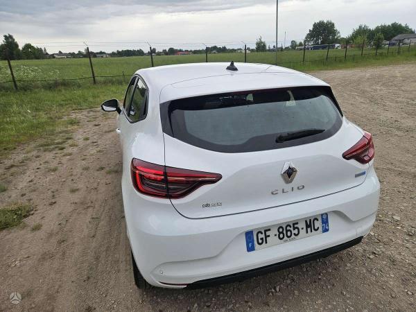 White Renault Clio 2022 in Taurage, with an engine capacity of 1.60 L and mileage of 45 thousand km for 10800 €, photo 3 on AUTOMOTO.COM.LV