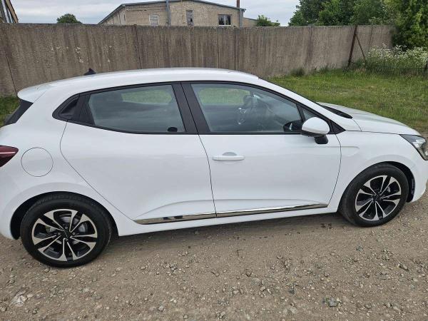 White Renault Clio 2022 in Taurage, with an engine capacity of 1.60 L and mileage of 45 thousand km for 10800 €, photo 4 on AUTOMOTO.COM.LV