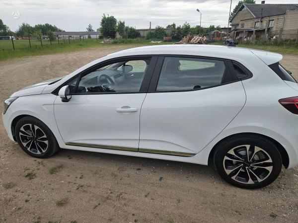 White Renault Clio 2022 in Taurage, with an engine capacity of 1.60 L and mileage of 45 thousand km for 10800 €, photo 5 on AUTOMOTO.COM.LV