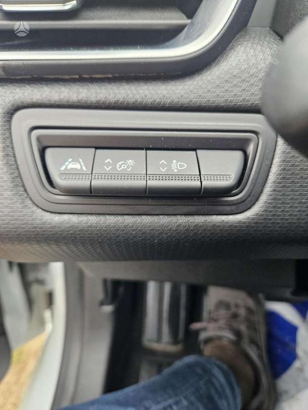 White Renault Clio 2022 in Taurage, with an engine capacity of 1.60 L and mileage of 45 thousand km for 10800 €, photo 7 on AUTOMOTO.COM.LV