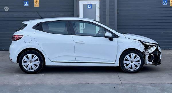 White Renault Clio 2022 in Panevezys, with an engine capacity of 0.00 L and mileage of 50 thousand km for 4799 €, photo 5 on AUTOMOTO.COM.LV