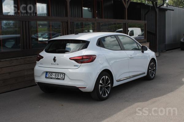 White Renault Clio 2022 in Riga, with an engine capacity of 1.60 L and mileage of 0 thousand km for 12800 €, photo 3 on AUTOMOTO.COM.LV